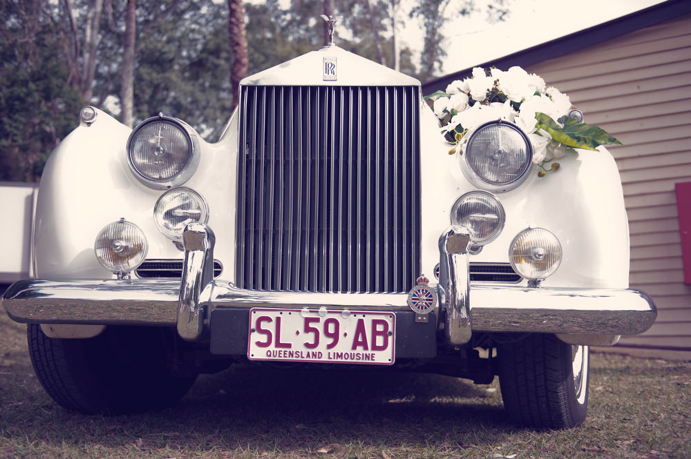 An Elegant Ivory and Gold Inspiration Shoot – Love Inc. Mag