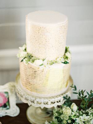 10 Calligraphy Wedding Cakes to Swoon Over - Love Inc. Mag