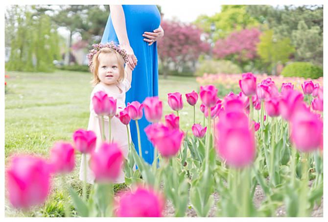 A Gorgeous, Flower-Filled Springtime Expecting Session - Love Inc. Mag