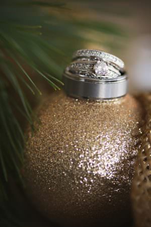 13 Festive Ring Shots for Winter Weddings - Love Inc. Mag