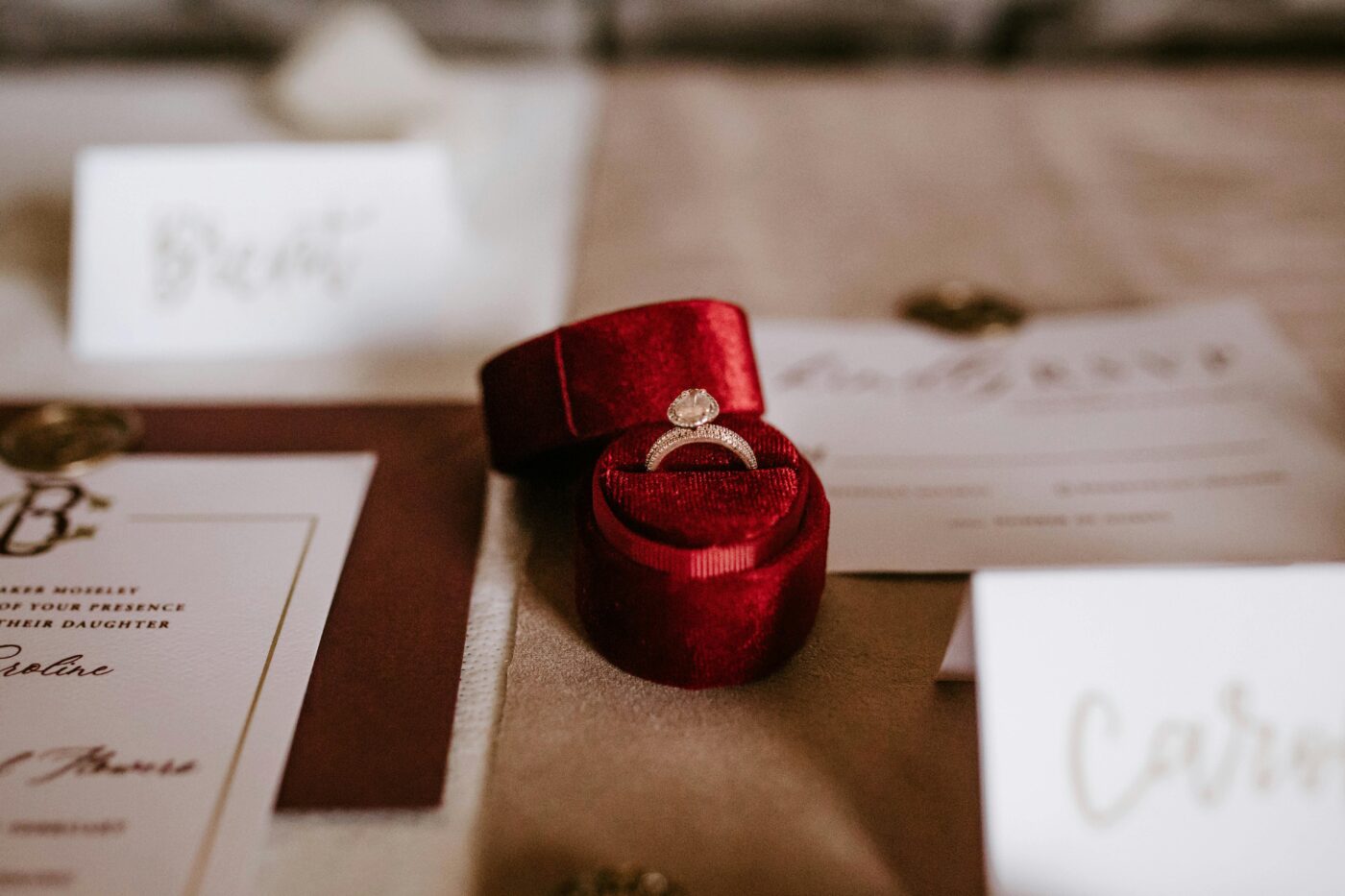 13 Festive Ring Shots for Winter Weddings - Love Inc. Mag