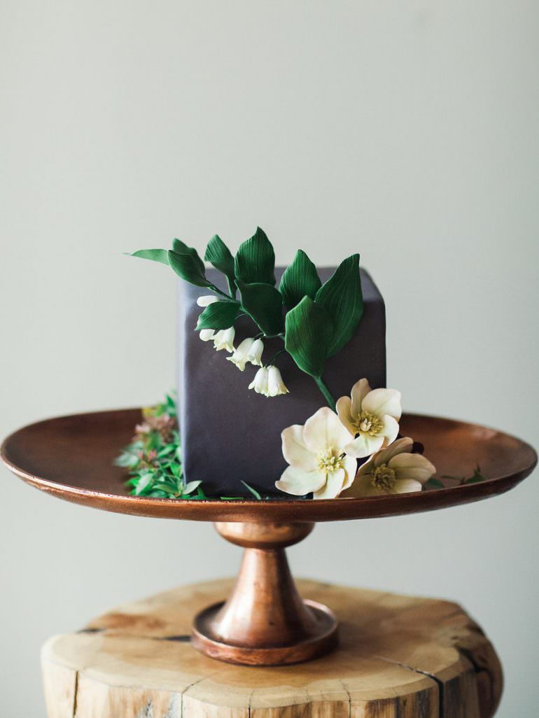 Small in Size, Big in Style: 15 Small Wedding Cakes to Swoon Over ...