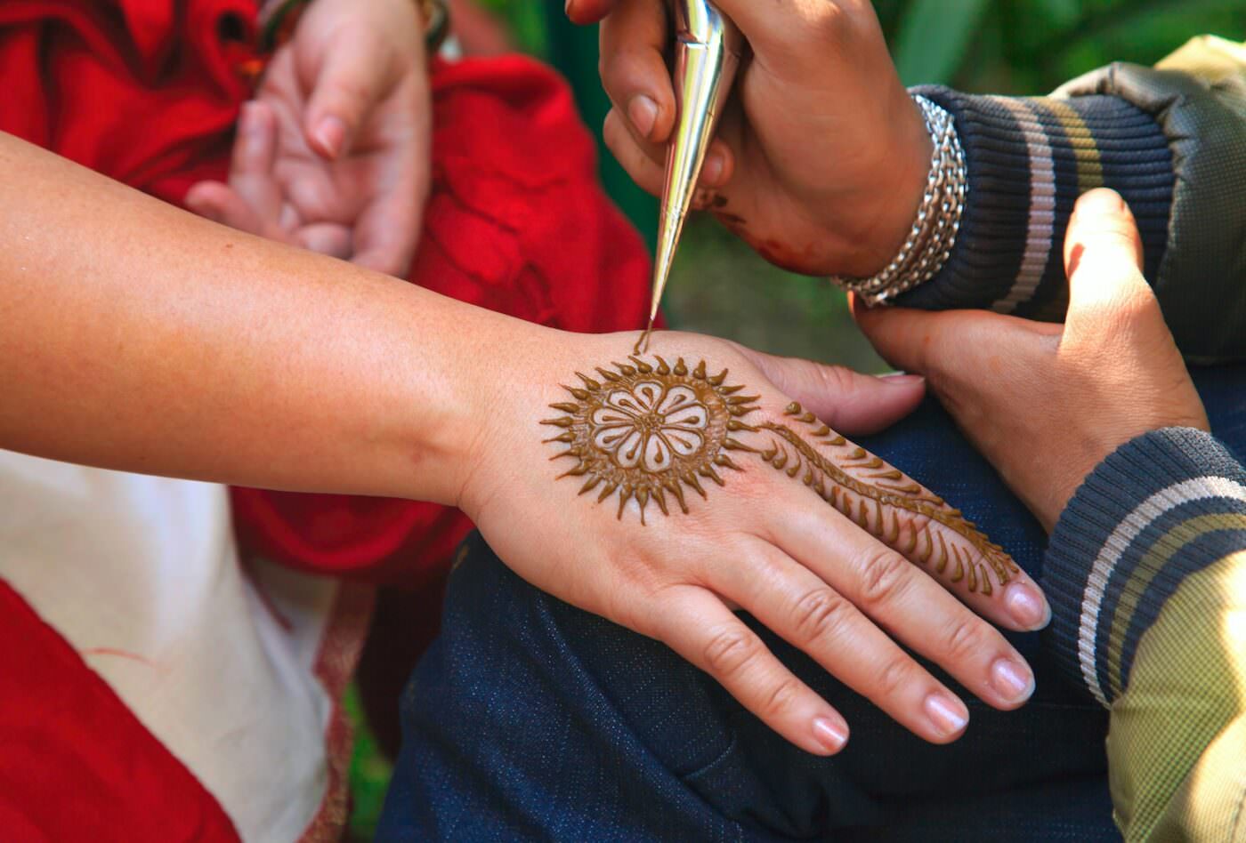 9 Stunning Henna Designs That Tell the Love Story - Love Inc. Mag