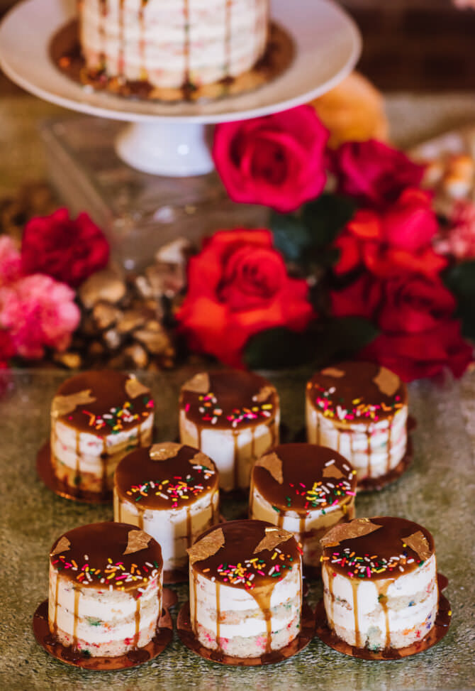 The Latest Wedding Cake Trend: Single-Serve Cakes - Love Inc. Mag