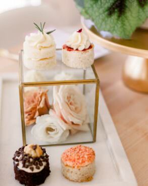 The Latest Wedding Cake Trend: Single-Serve Cakes - Love Inc. Mag