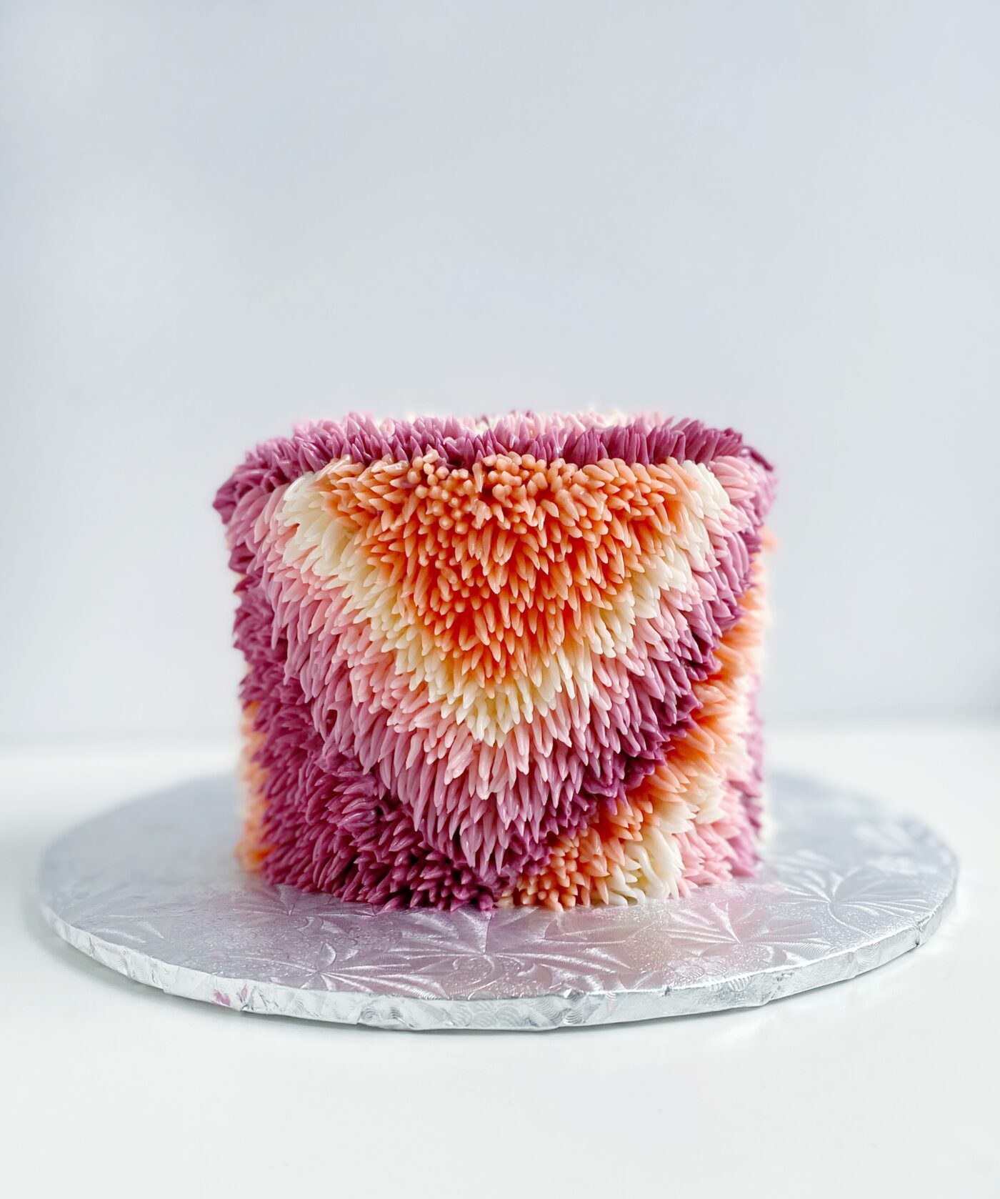 The Latest Wedding Cake Trend: Single-Serve Cakes - Love Inc. Mag