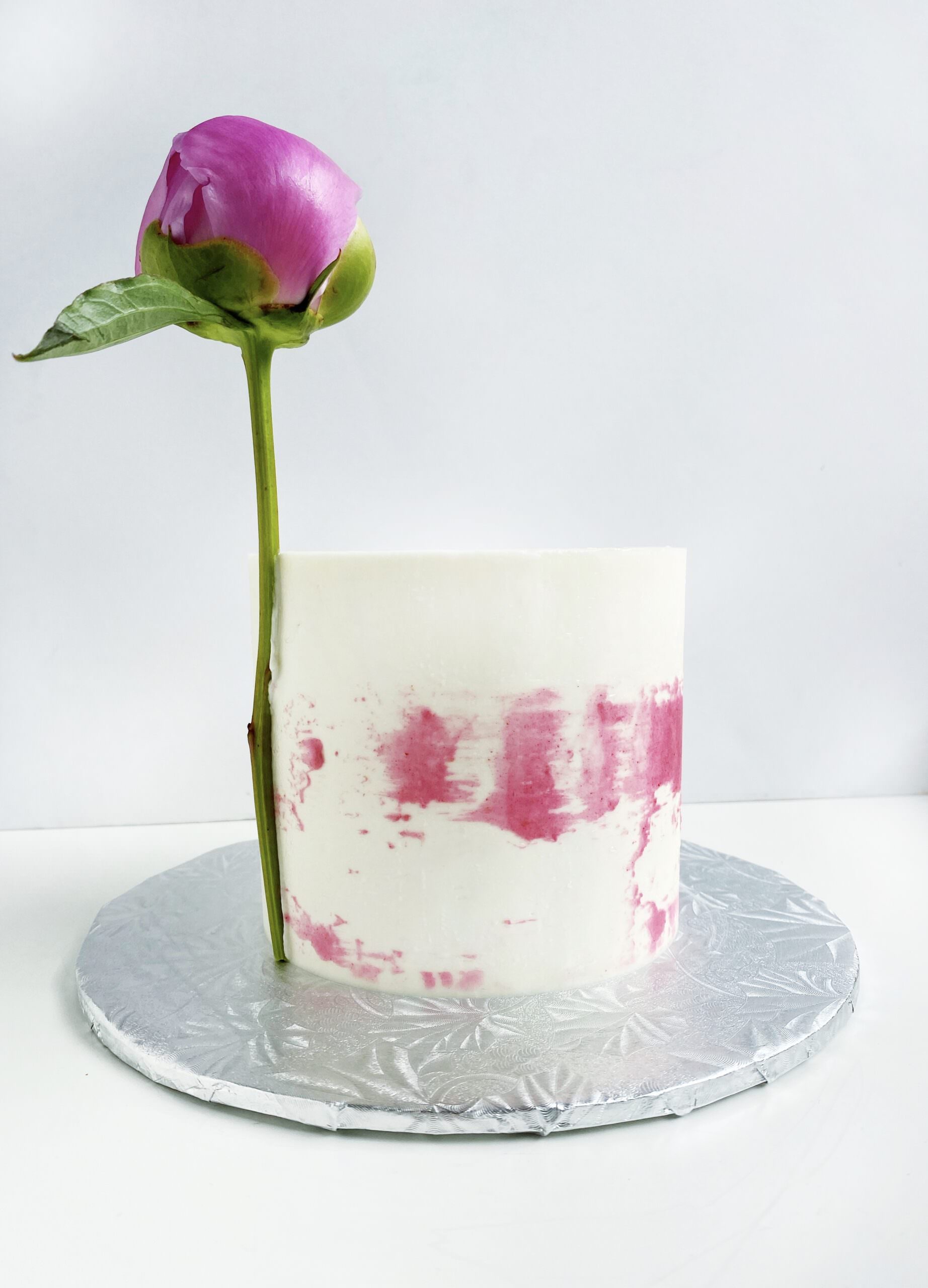 The Latest Wedding Cake Trend: Single-Serve Cakes - Love Inc. Mag