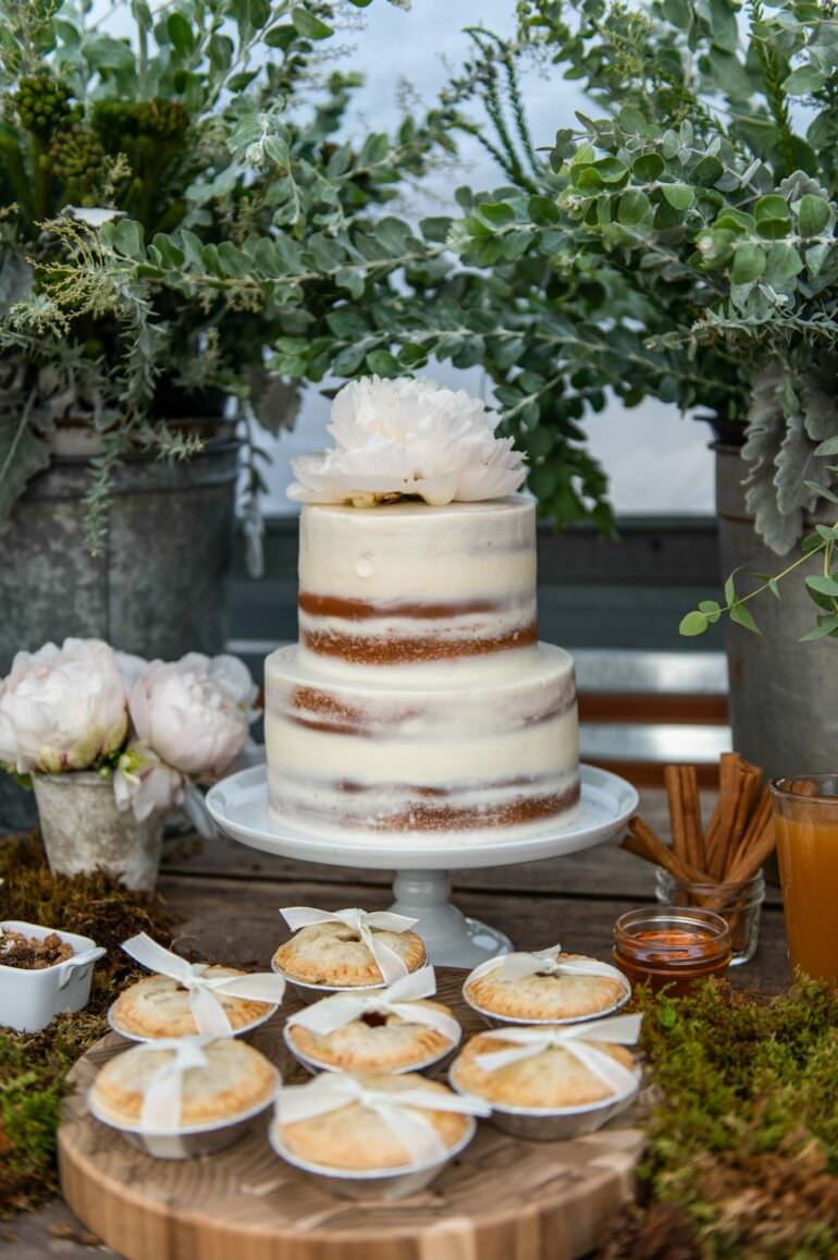 The Latest Wedding Cake Trend: Single-Serve Cakes - Love Inc. Mag